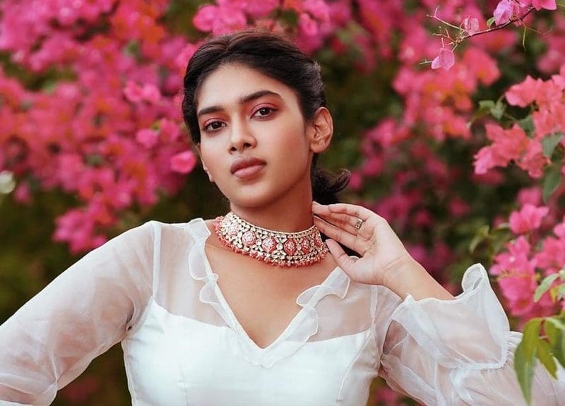 Actress Dushara Photos | Tamilstar