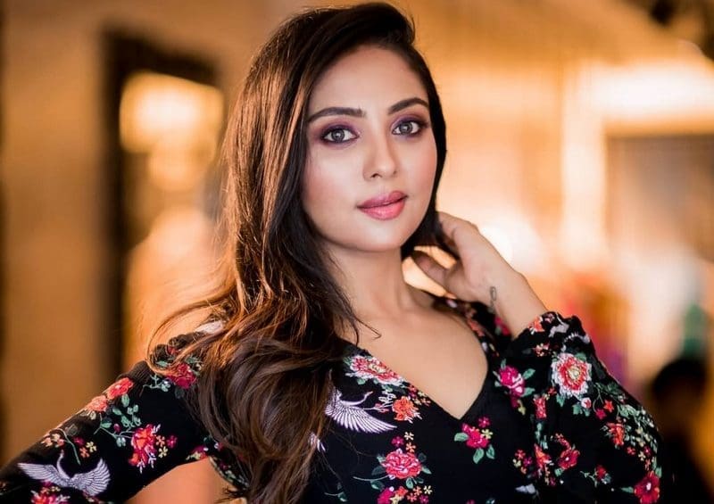 Charming Actress Smruthi Venkat - Tamilstar