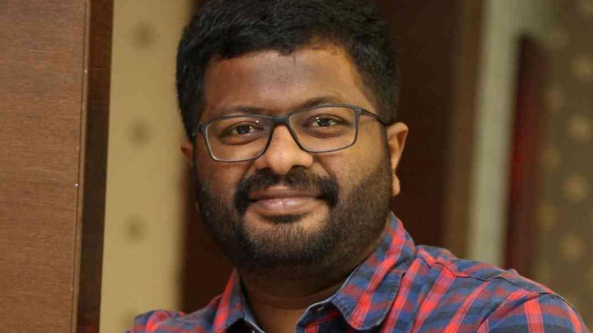 இணையத்தில் வைரலாகும் இயக்குனர் பி எஸ் மித்ரன் நிச்சயதார்த்த புகைப்படம் ...