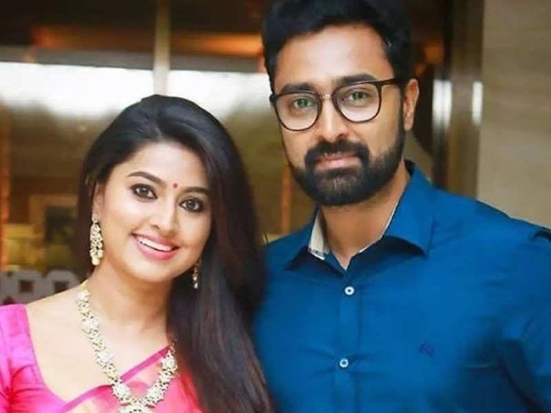 ரெட் கலர் புடவையில் முகத்தில் புன்னகையுடன் சினேகா | Tamilstar