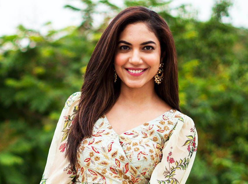 பீச் போட்டோஷூட். இணையத்தை கலக்கும் ரித்து வர்மா. | Tamilstar