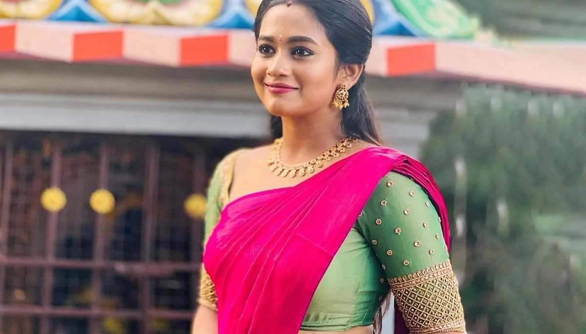 இடுப்பை காட்டி ஹாட் போஸ் கொடுத்த காவ்யா அறிவுமணி | Tamilstar