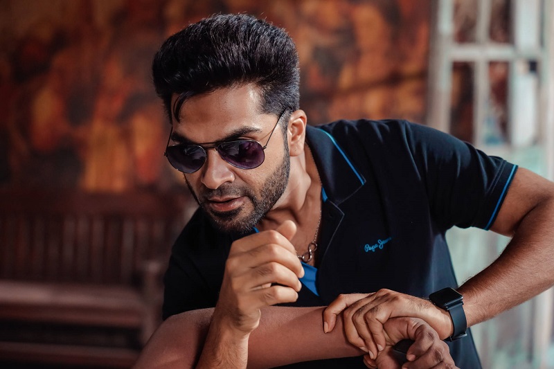 ஸ்டைலிஷ் லுக்கில் லண்டன் ரசிகர்களுடன் செல்பி. இணையத்தை கலக்கும் சிம்பு ...