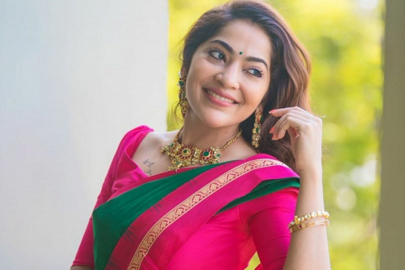 புடவையில் இடுப்பைக் காட்டி போஸ் கொடுத்த ரம்யா. புகைப்படங்கள் இதோ ...