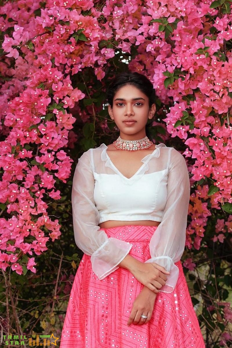 Actress Dushara Photos | Tamilstar